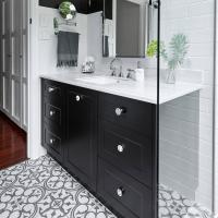 China Solid Wood Black Shaker Bathroom Vanity Set 580mm with Quartz Countertop Waterproof Plywood for sale