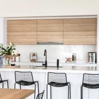 China Matte White Plain Matte Beige Wood Shaker Kitchen Cabinets for sale