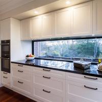 China Shaker Style White Matte Lacquer Kitchen Cabinet With Island Weather Proof for sale