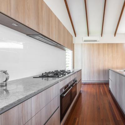 China Melamine Wood Grain Kitchen Cabinet Handless Design Custom Islands Countertop 18mm for sale