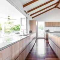 China Melamine Wood Grain Kitchen Cabinet Handless Design Custom Islands Countertop 18mm for sale