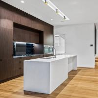 China Custom Melamine Kitchen Cabinet Brown Wood Grain Door with 18mm Plywood Carcass for sale