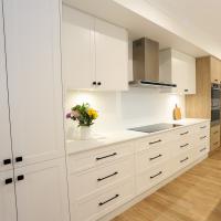China Wood Grain PVC Kitchen Cabinet American White Light Grey Shaker Style 18mm Plywood for sale
