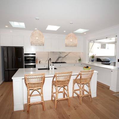 China Modern Modular Lacquer Kitchen Cabinet White Shaker Easy Clean 18mm Plywood Custom Sizes for sale