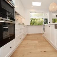 China Modern Modular Lacquer Kitchen Cabinet White Shaker Easy Clean 18mm Plywood Custom Sizes for sale