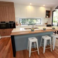 China Matte White Wood Grain Melamine Kitchen Cabinet Set Environment Friendly E1 Grade for sale