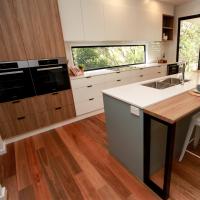 China Matte White Wood Grain Melamine Kitchen Cabinet Set Environment Friendly E1 Grade for sale