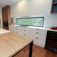 China Matte White Wood Grain Melamine Kitchen Cabinet Set Environment Friendly E1 Grade for sale
