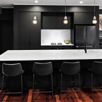 China RTA I-Shape Modular Lacquer Kitchen Cabinet Set Black with White Quartz Island 18mm for sale