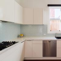 China Matt White 12mm Thick Melamine Kitchen Cabinet For Apartment Projects for sale
