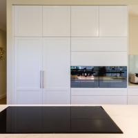 China Modern Modular Lacquer Pantry Kitchen Cabinet White Shaker Style for sale