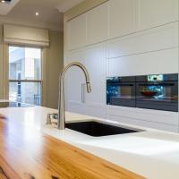 China Modern Modular Lacquer Pantry Kitchen Cabinet White Shaker Style for sale