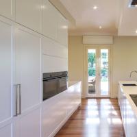 China Modern Modular Lacquer Pantry Kitchen Cabinet White Shaker Style for sale
