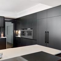 China U Shape Black Plain Grating Lacquer Kitchen Cabinet With Curved Island for sale
