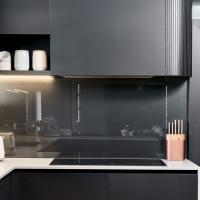China U Shape Black Plain Grating Lacquer Kitchen Cabinet With Curved Island for sale