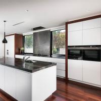 China Custom White PVC Vinyl Flat Panel Handless Kitchen Cabinets 18mm MDF Hettich Hinges for sale