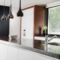 China Custom White PVC Vinyl Flat Panel Handless Kitchen Cabinets 18mm MDF Hettich Hinges for sale