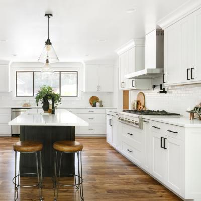 China Custom Shaker Style Solid Wood Pantry Kitchen Cabinet 18mm MDF Carcass White Black Wood Grain for sale