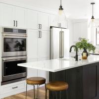China Custom Shaker Style Solid Wood Pantry Kitchen Cabinet 18mm MDF Carcass White Black Wood Grain for sale