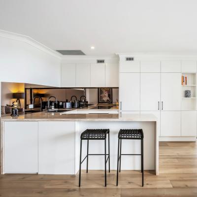 China TUV Handless PVC Kitchen Cabinet White Matt Lacquer Finish for sale