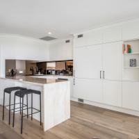 China TUV Handless PVC Kitchen Cabinet White Matt Lacquer Finish for sale