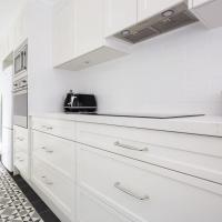 China Modular Lacquer Kitchen Furniture Set White Shaker Door With Island Silver Handle for sale