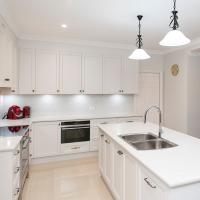 China Modular Lacquer Kitchen Furniture Set White Shaker Door With Island Silver Handle for sale