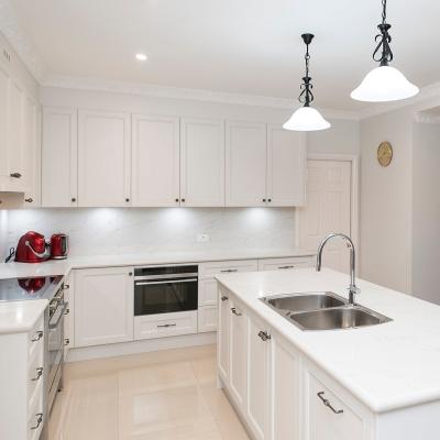 China Modular Lacquer Kitchen Furniture Set White Shaker Door With Island Silver Handle for sale