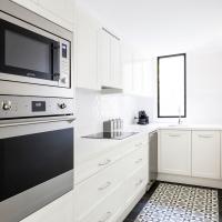 China Modular Lacquer Kitchen Furniture Set White Shaker Door With Island Silver Handle for sale