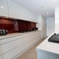 China Simple High Gloss White Lacquer Kitchen Cabinet Free Standing For Apartment for sale