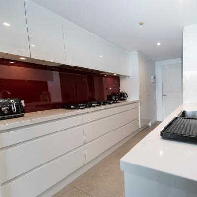 China Simple High Gloss White Lacquer Kitchen Cabinet Free Standing For Apartment for sale