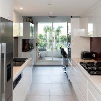 China Simple High Gloss White Lacquer Kitchen Cabinet Free Standing For Apartment for sale
