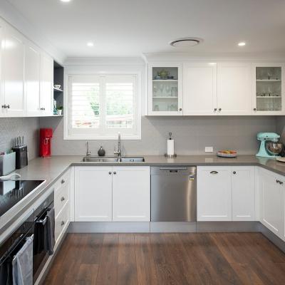 China Modular RTA White Shaker Solid Oak Kitchen Cabinet Set 18mm MDF Carcass 20mm Countertop for sale