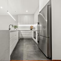 China Custom U Shape PVC Kitchen Cabinet White 18mm Plywood with Hettich Hardware for sale
