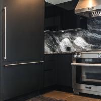 China Black Lacquer U Shaped Kitchen Cabinet 18mm MDF Blum Hardware Custom Size for sale