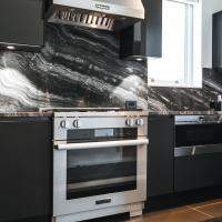 China Black Lacquer U Shaped Kitchen Cabinet 18mm MDF Blum Hardware Custom Size for sale