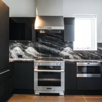 China Black Lacquer U Shaped Kitchen Cabinet 18mm MDF Blum Hardware Custom Size for sale