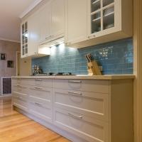 China OEM Villa U Shape Kitchen Cabinet White American Shaker Lacquer Kitchen Cupboards for sale