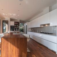 China Custom High Gloss White Lacquer Kitchen Cabinet Set 18mm Plywood DTC Soft Close for sale