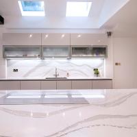 China Contemporary Glossy White Lacquer Kitchen Cabinet With Matte Black Handless Island for sale