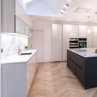 China Contemporary Glossy White Lacquer Kitchen Cabinet With Matte Black Handless Island for sale