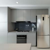 China Handless Matte Gray Lacquer Kitchen Cabinet Set For Villa 5 Years Guarantee for sale