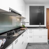 China Customized High Gloss White PVC Kitchen Cabinet Made From Waterproof MDF Door Panel for sale