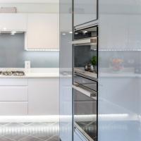 China Modern U Shape Lacquer Glossy Kitchen Cabinets White Light Gray 580mm Base 350mm Wall for sale