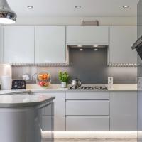 China Modern U Shape Lacquer Glossy Kitchen Cabinets White Light Gray 580mm Base 350mm Wall for sale