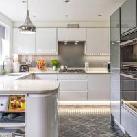 China Modern U Shape Lacquer Glossy Kitchen Cabinets White Light Gray 580mm Base 350mm Wall for sale