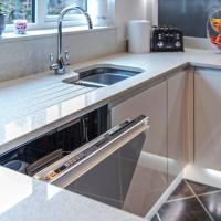 China Glossy White Lacquer U Shape Kitchen Cabinet Multi Functional Custom Sizes 580mm Base for sale