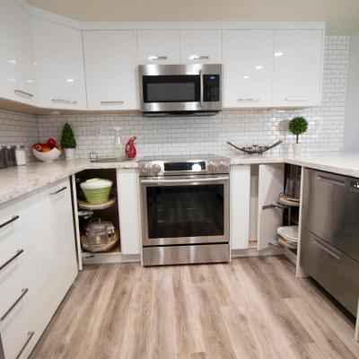 China Glossy White Lacquer U Shape Kitchen Cabinet Multi Functional Custom Sizes 580mm Base for sale