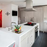 China Wood Grain Melamine Finish Kitchen Cabinets With Pantry L Shape for sale