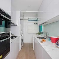 China Small Lacquer Kitchen Cabinets Set Modern Minimalism White Gloss Handless Kitchenette for sale